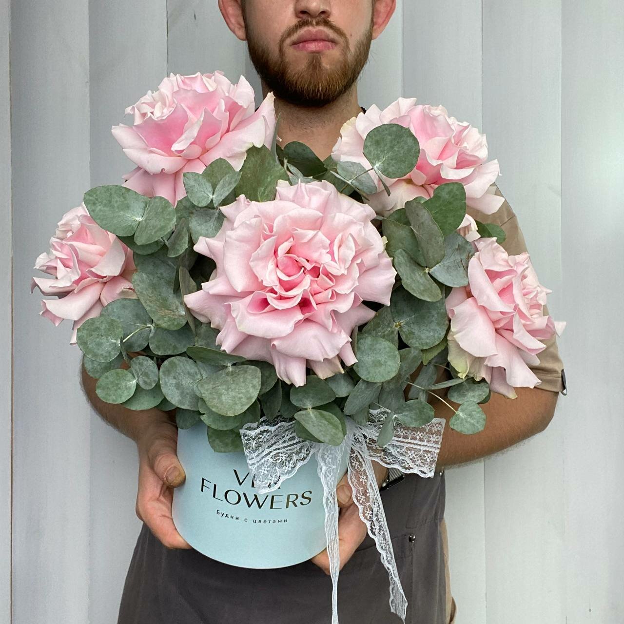 Композиция в коробке "Ver Flowers", французские розы и эвкалипт