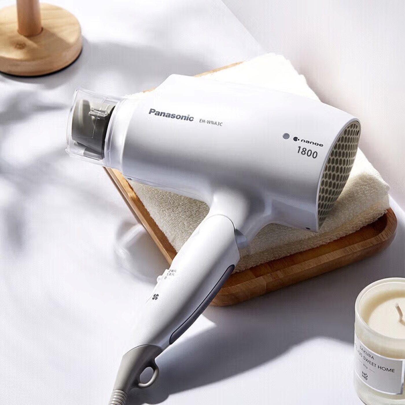 Фен Panasonic EH-WNA3C, складной и портативный (1800 Вт, 15,4 м/с) с воздухосборником