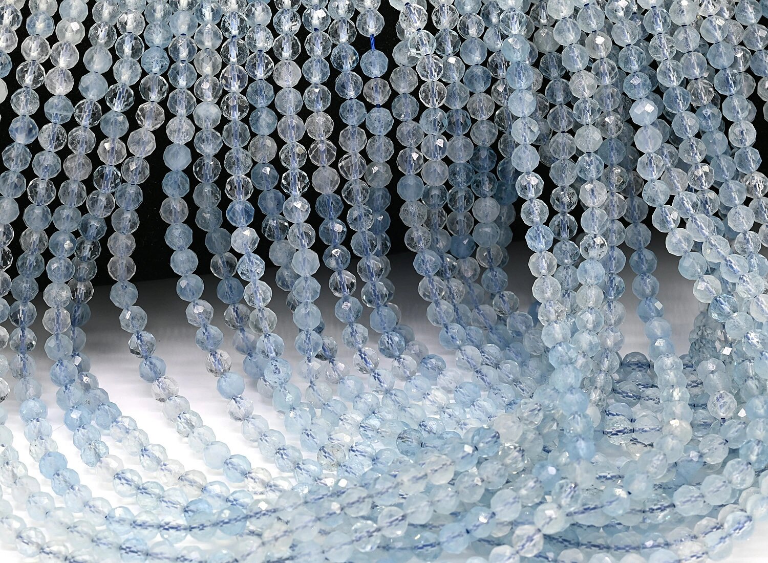 Бусины из аквамарина шарик гр.4мм, 39см, 90 бусин .