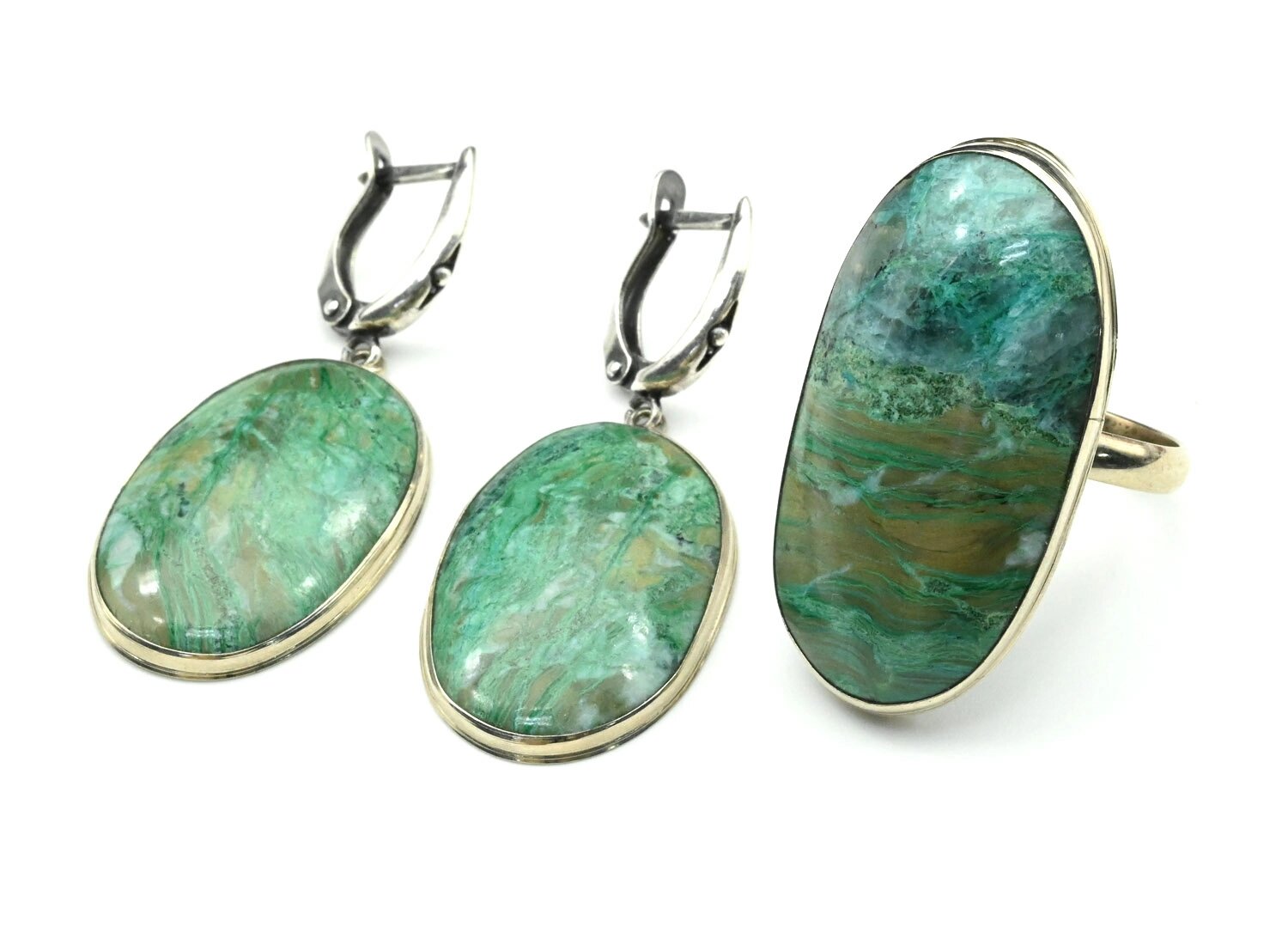 Комплект бижутерии: кольцо, серьги, хризоколла