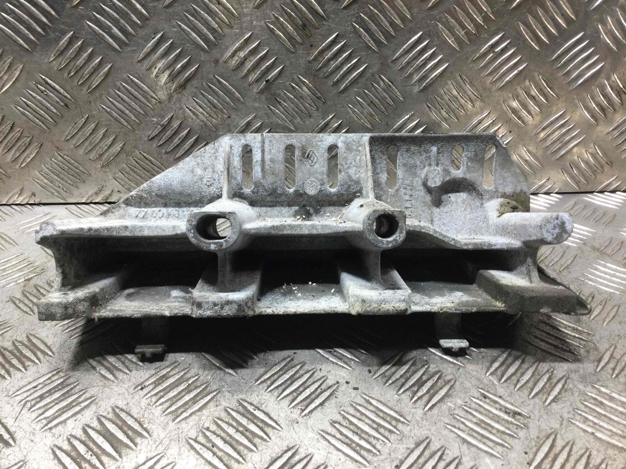 Б/У Кронштейн впускного коллектора Renault Megane 2 поколение (2002-2006) 2004 г.