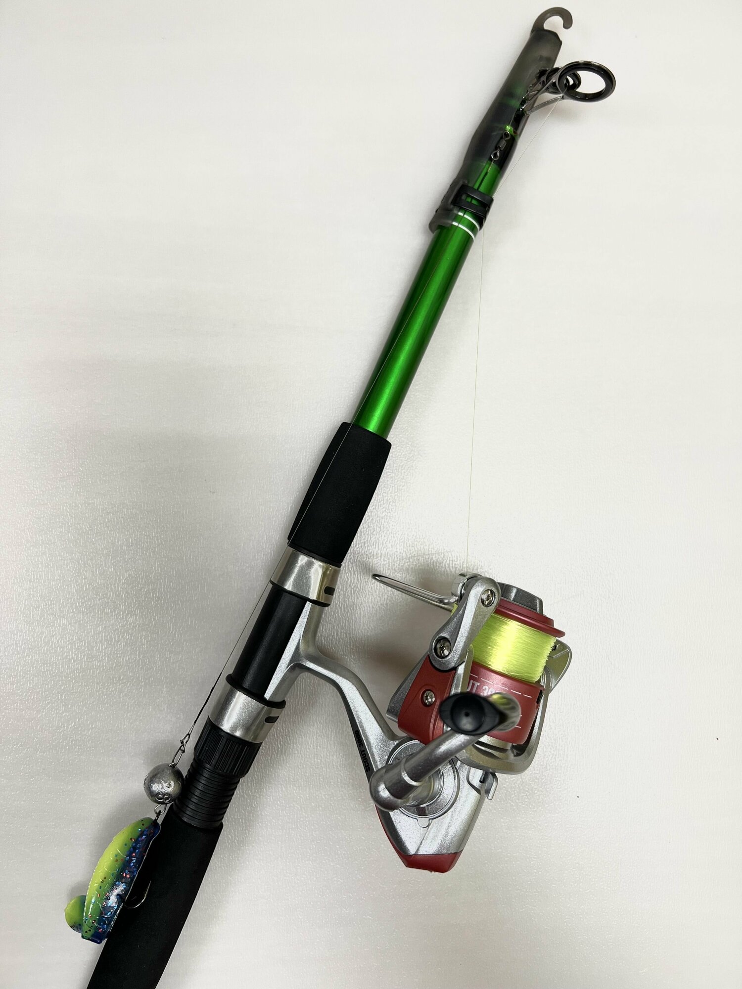 Оснащенный спиннинг с катушкой и приманкой