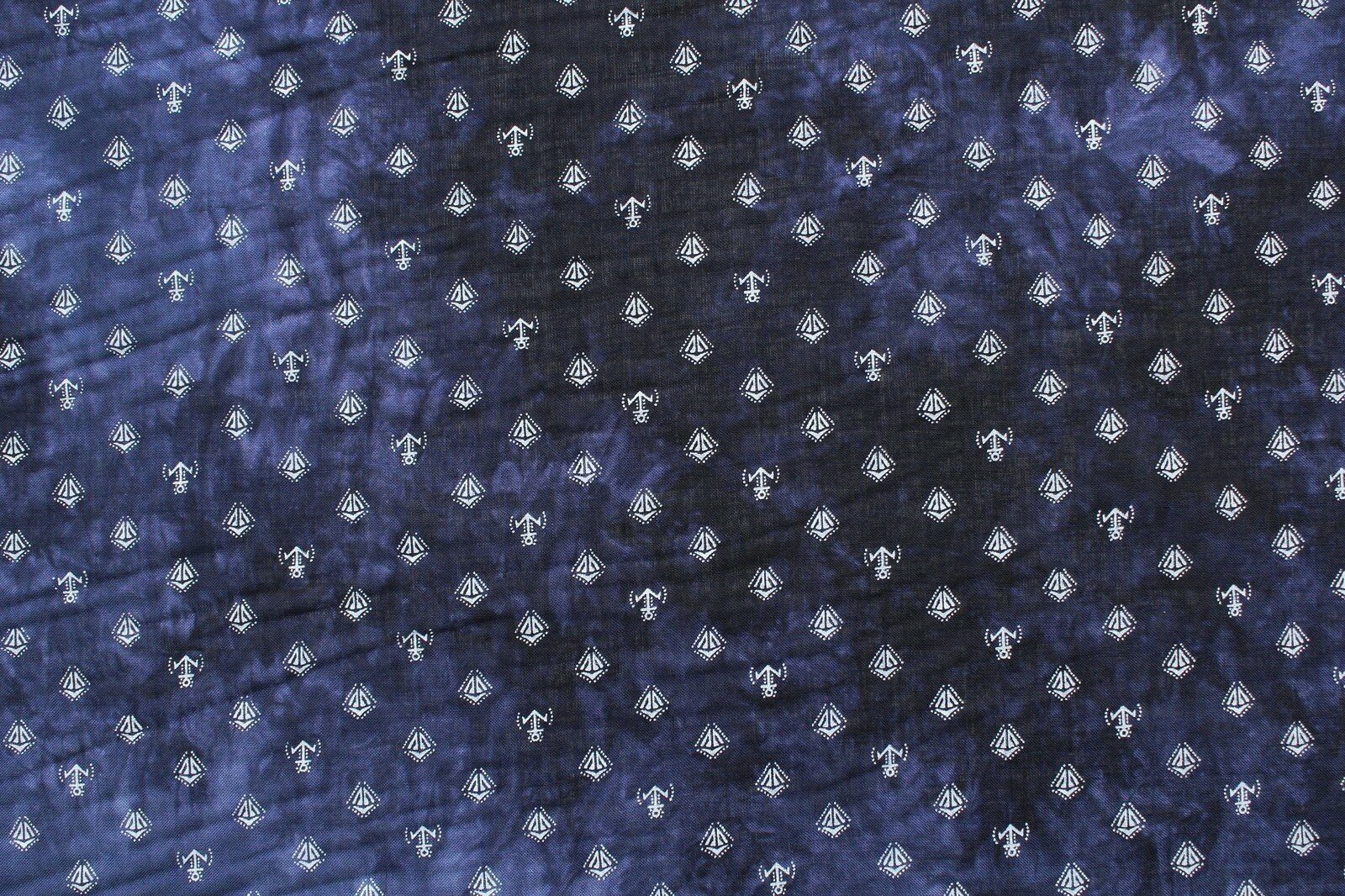 Ткань Вискоза плательная синий «батик» с белыми ромбиками и якорями, ш144см, 0,5 м