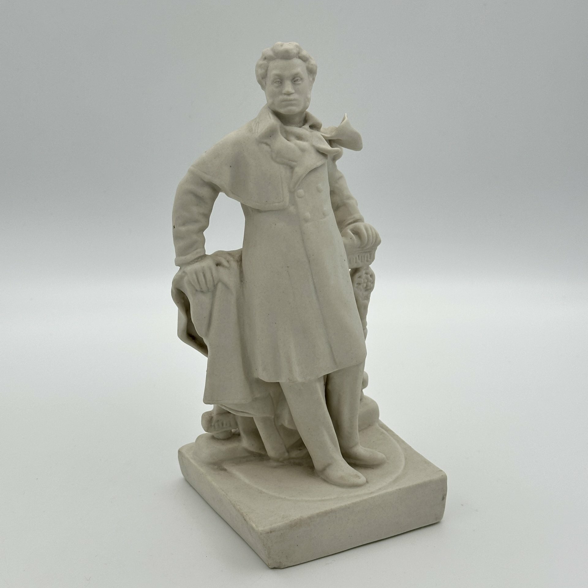 Статуэтка «А. С. Пушкин», автор модели Лысенко М. Г, бисквит