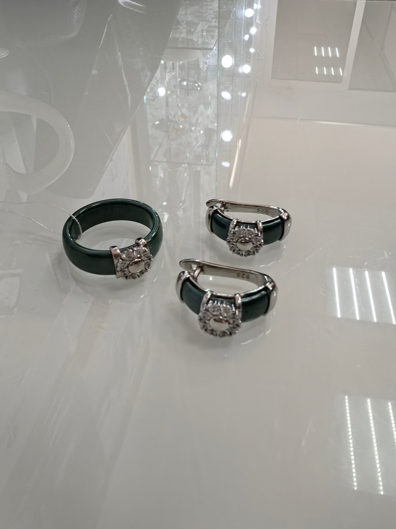 Комплект бижутерии: серьги, кольцо, фианит