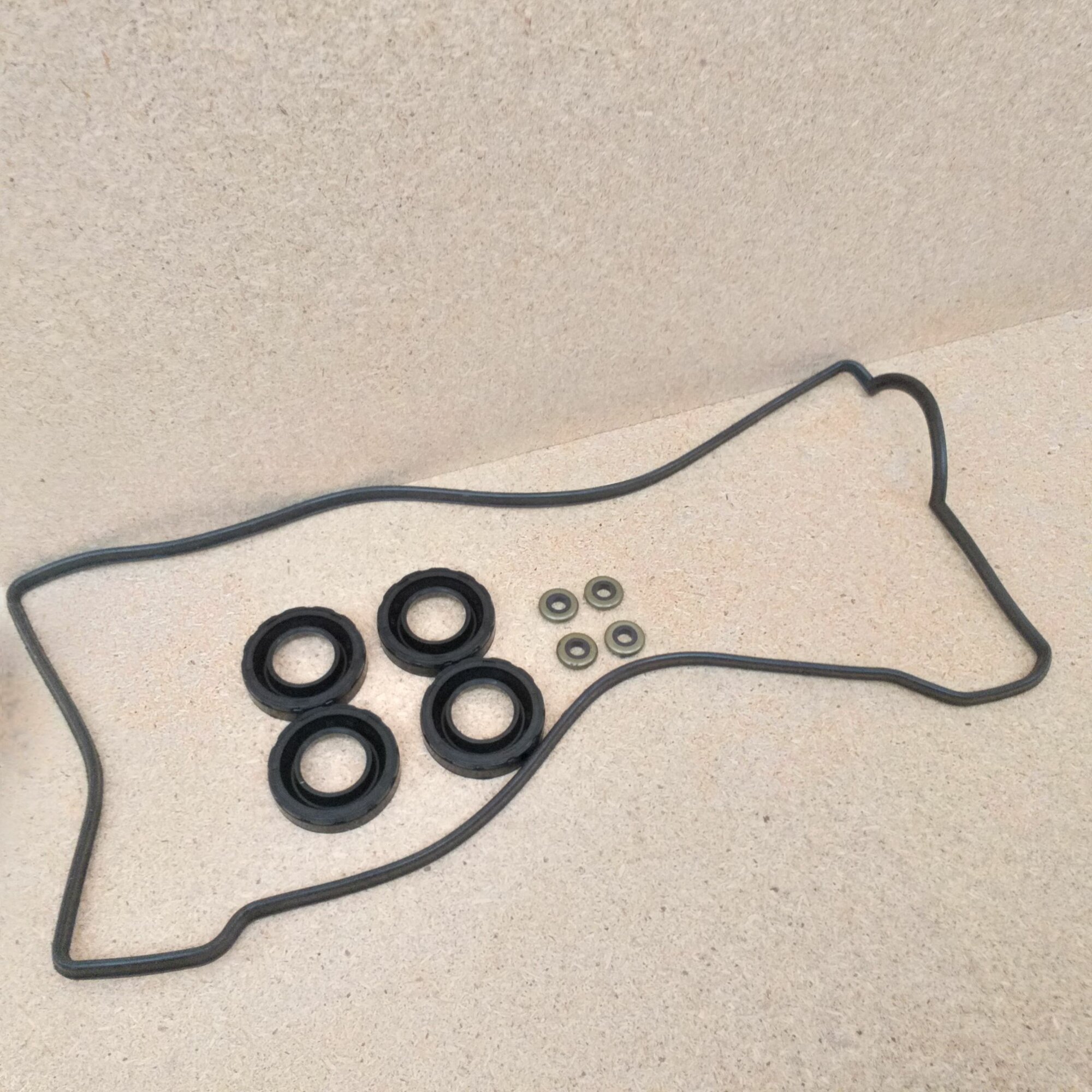 Комплект прокладка клапанной крышки, прокладка свечных колодцев, прокладка болтов клапанной крышки Euro 4 Geely Mk, Mk Cross артикул 1086001127, E010410005, E010401501