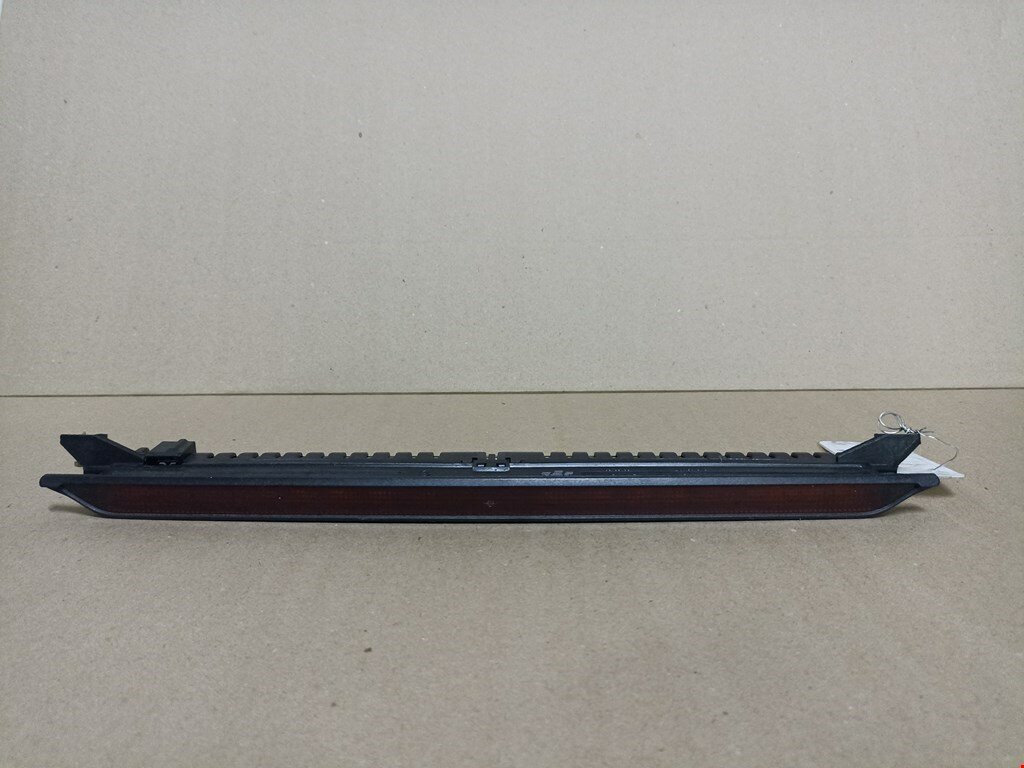 Фонарь дополнительный тормозной (стоп-сигнал) Volkswagen Golf 4 1J6945131C арт. 1644286