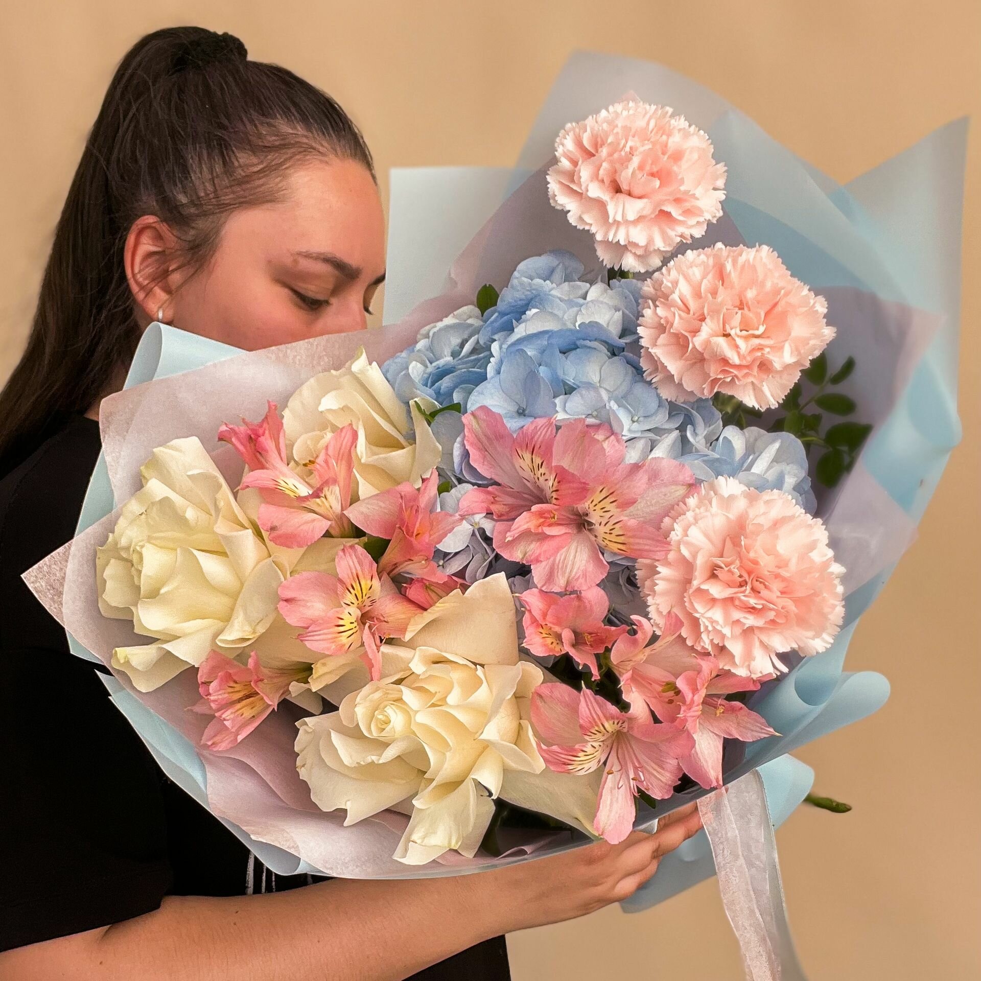 Нежный голубой розовый букет из живых цветов французские розы, гортензия, гвоздики и альстромерии