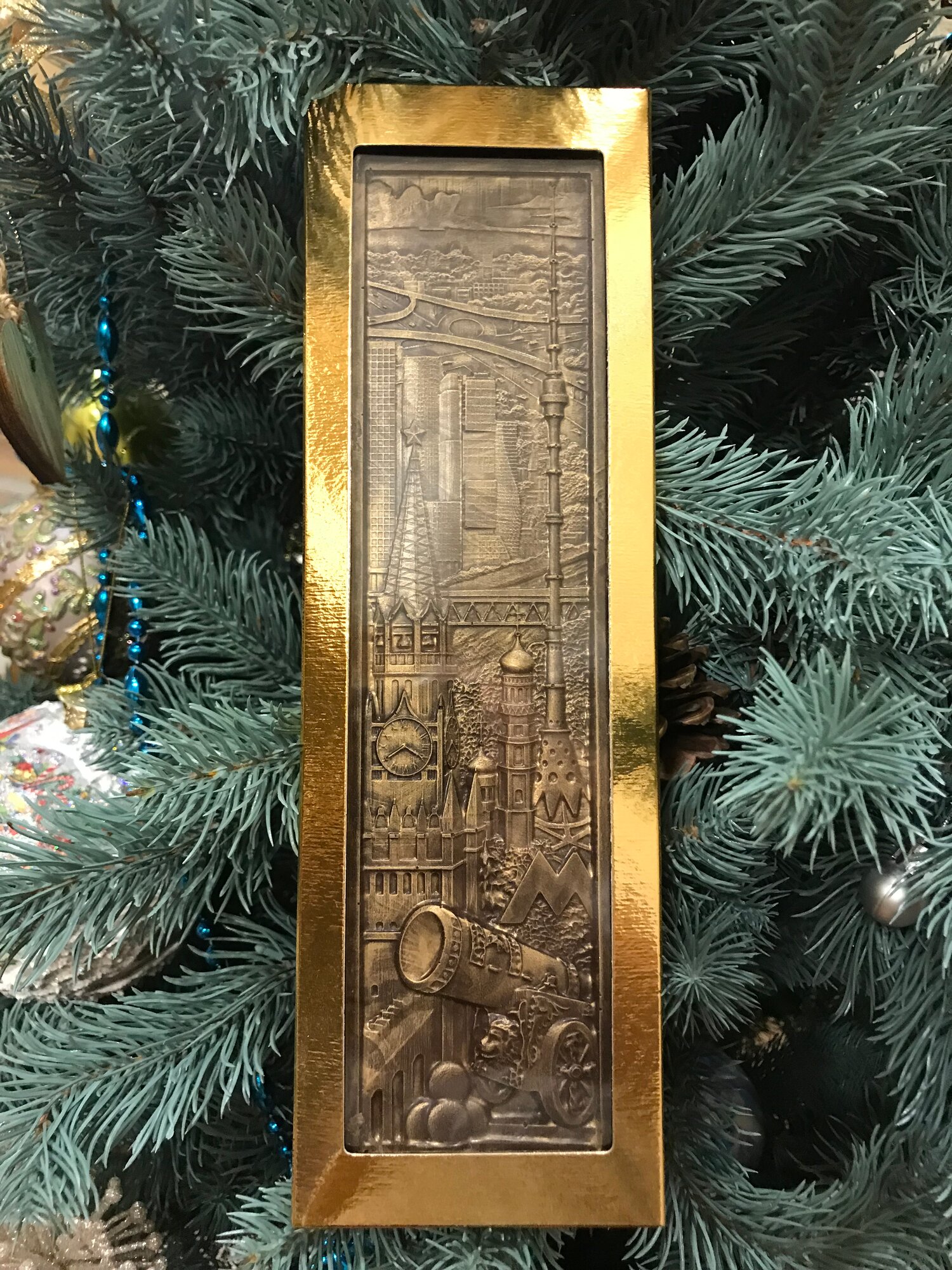 Шоколадная плитка "Москва" большая №2 с орехами, молочный шоколад, ручная работа