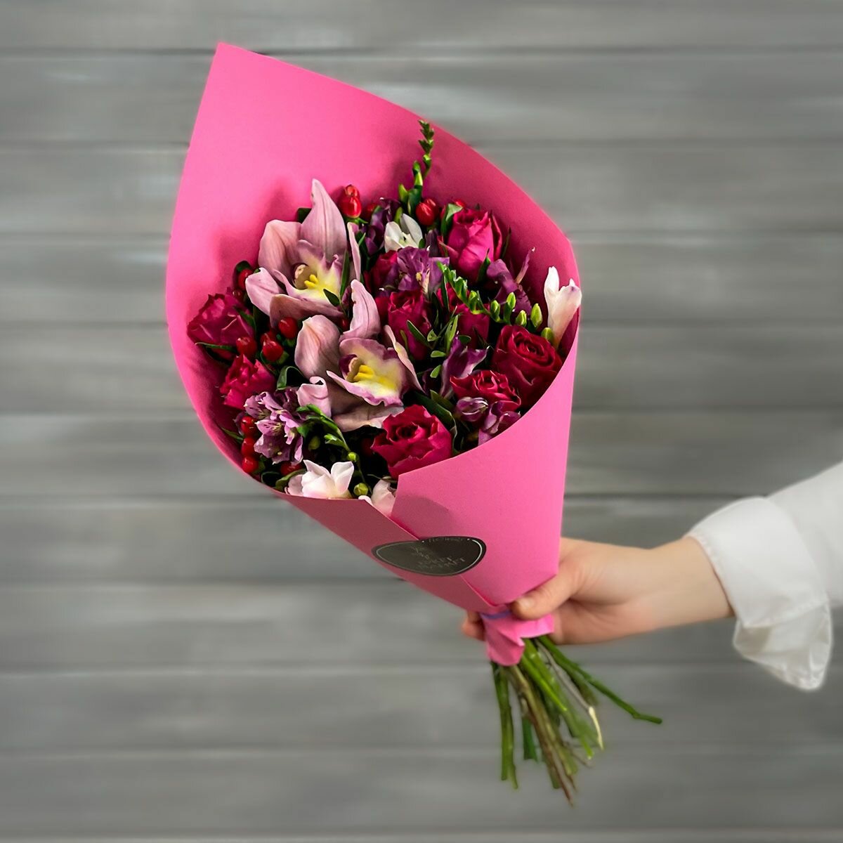 Букет из живых цветов роз, орхидей и альстромерий