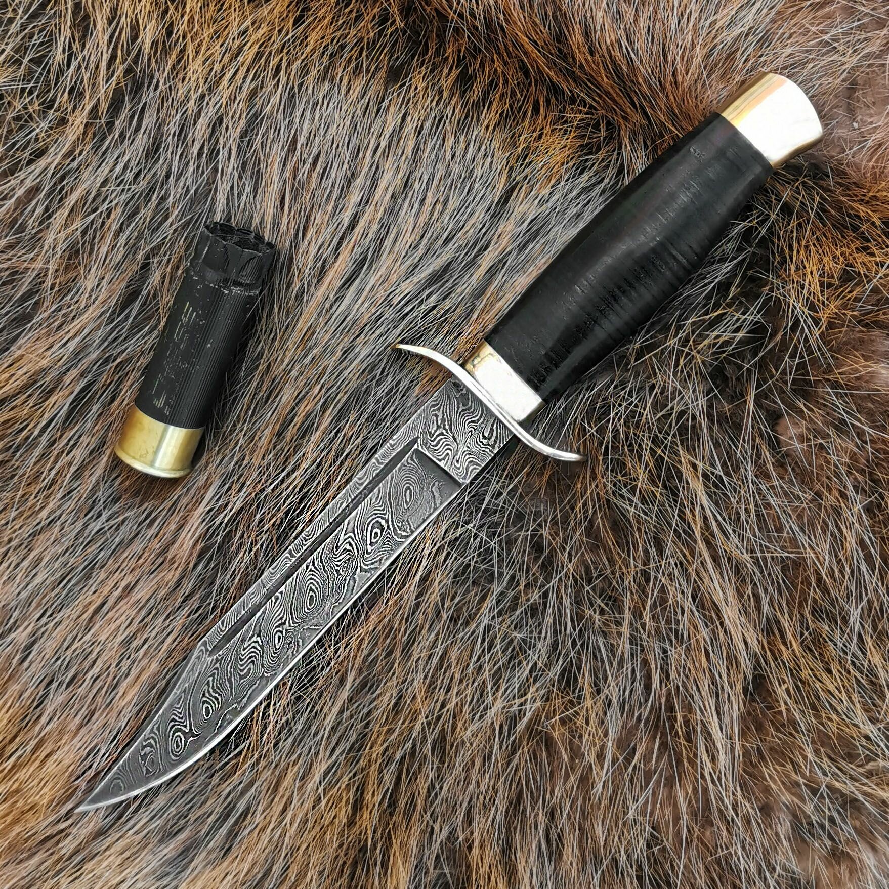 Нож разведчика НР-40 с обратной гардой из дамасской стали с литьём из мельхиора (тыльник гладкий), рукоять наборная кожа