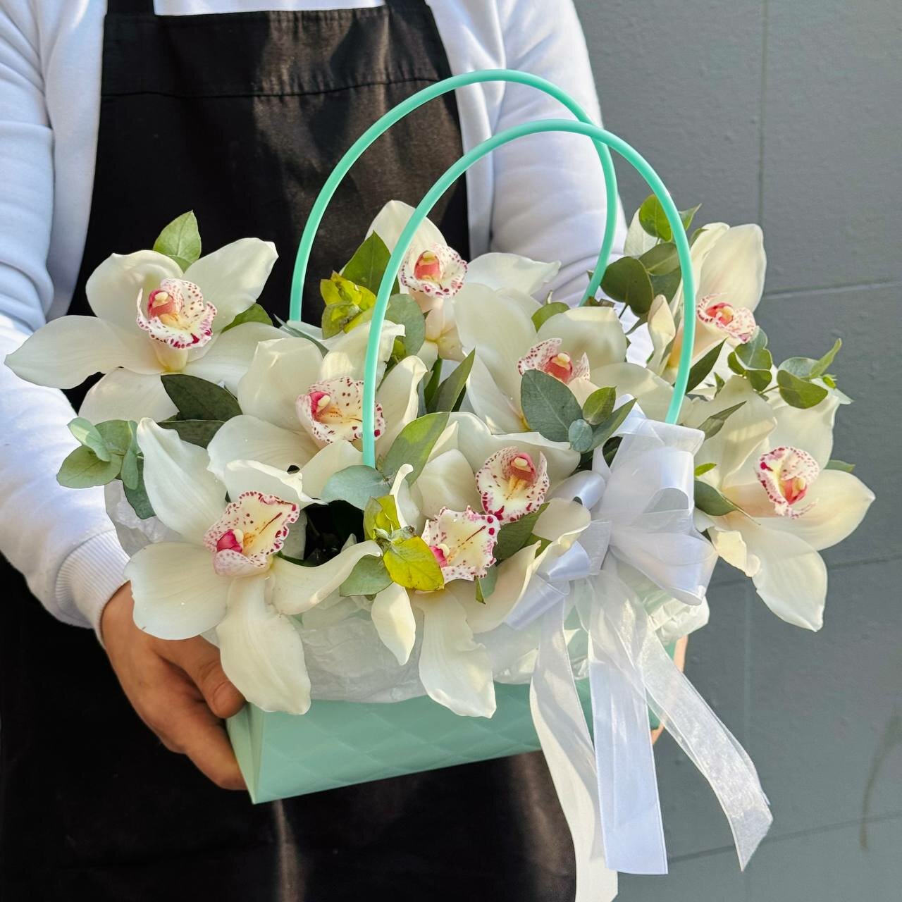 Композиция Rybe-Flowers "Орхидеи в сумочке", 9 белых орхидей, 20см — фото 1