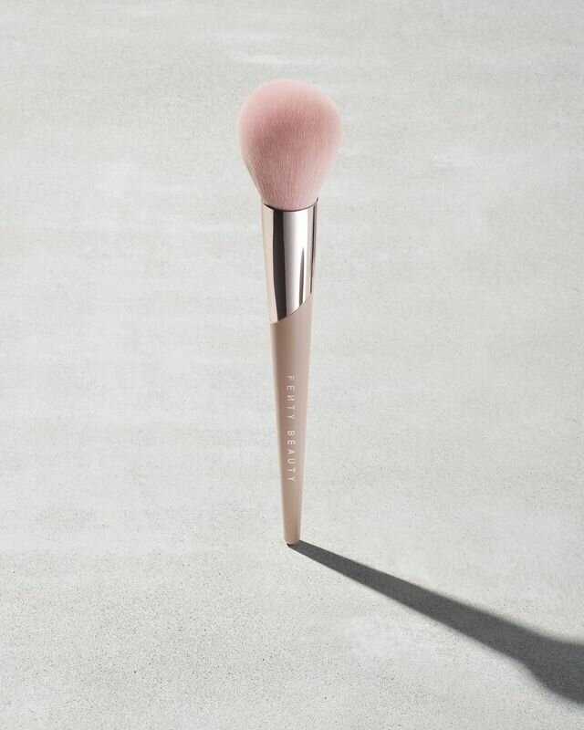 Кисть Fenty Beauty для фиксации пудры Powder Puff Setting Brush 170