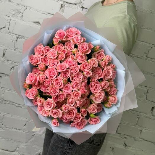 Букет свежесрезанных цветов из кустовых роз в дизайнерской упаковке