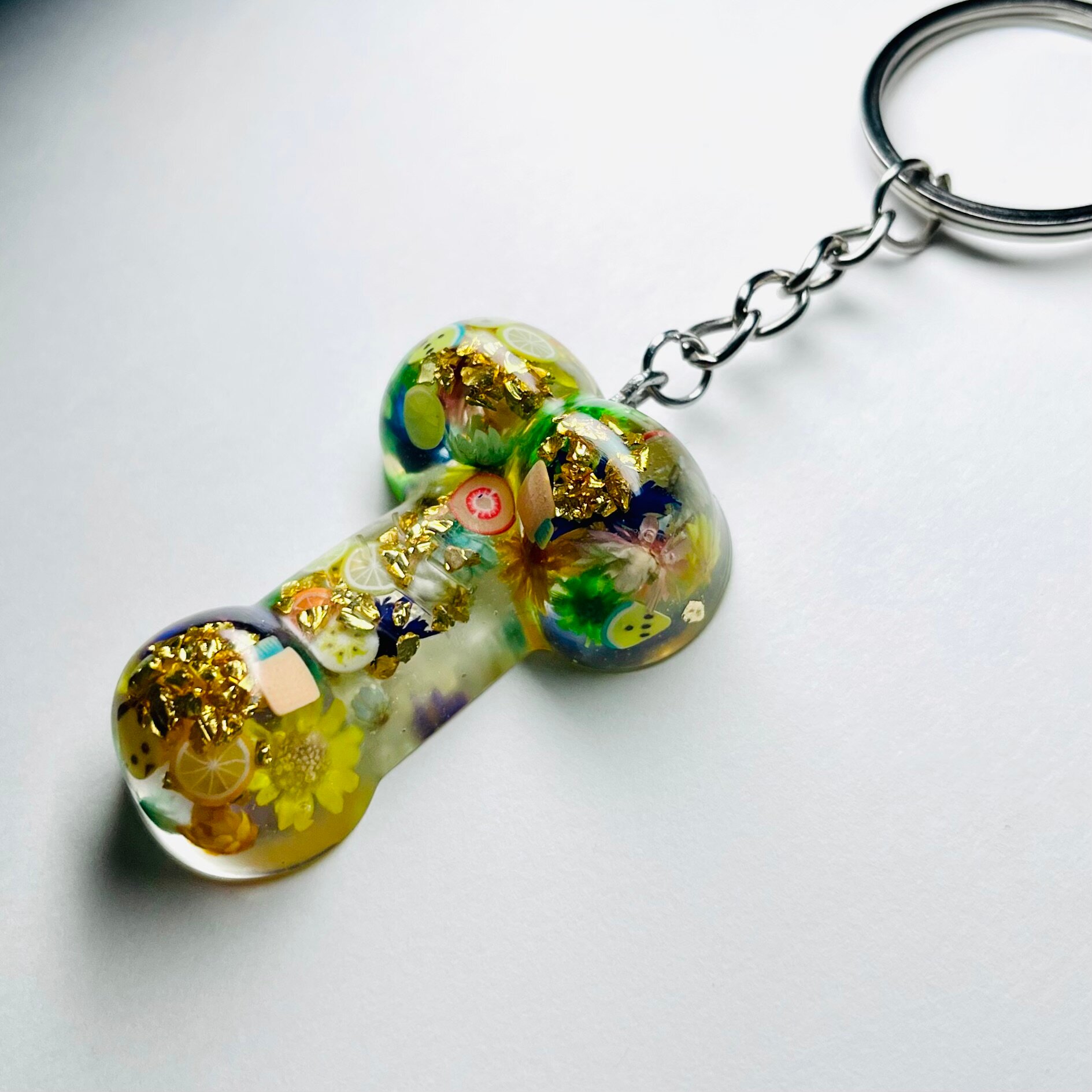 Креативный брелок в форме пениса, инкрустированный сухоцветами, декоративными камнями и поталью EVTUSHENKO ART.