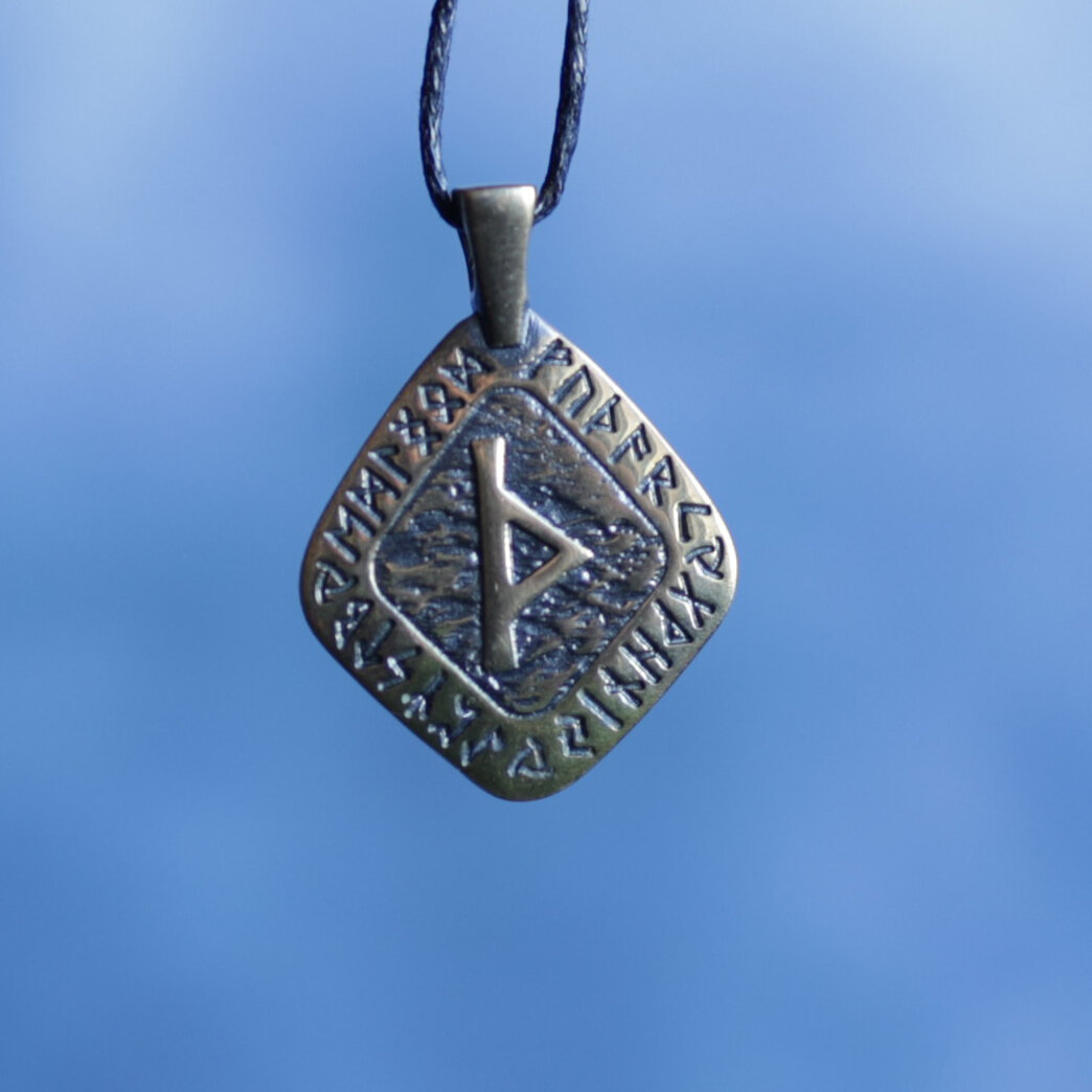 Бронзовый талисман с руной Турисаз — амулет личной силы и защиты