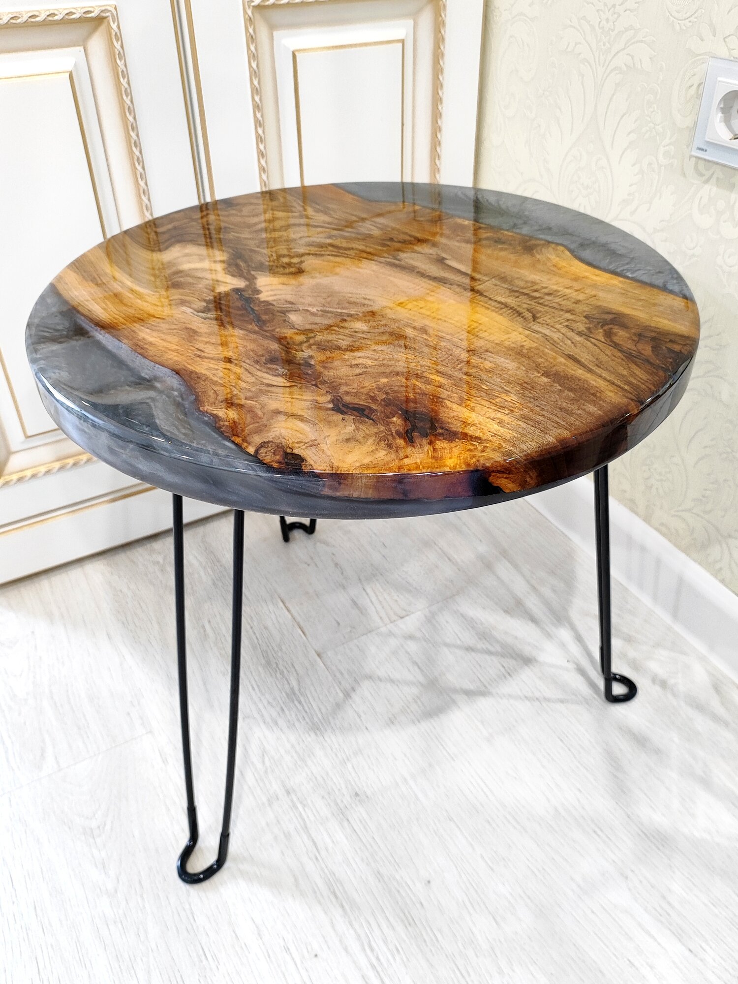 Журнальный/кофейный столик из дерева и эпоксидной смолы ручной работы "Орех графит 25-04 (50)" , 49*49*45 см