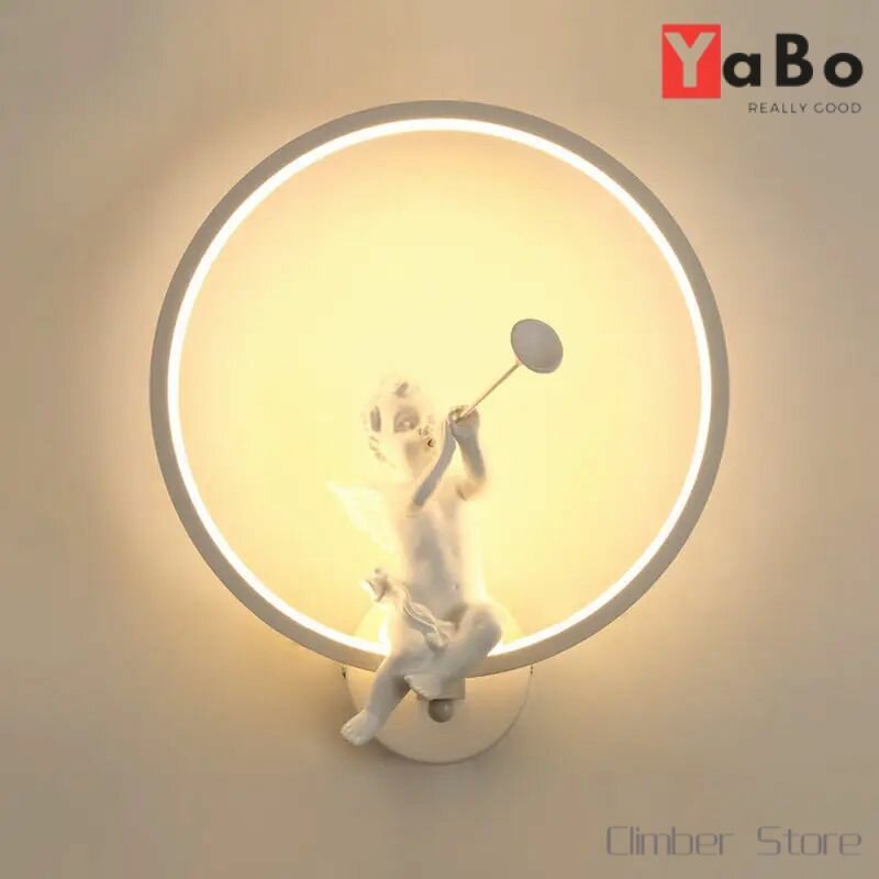 Персонализированный настенный светильник в виде ангела в спальне