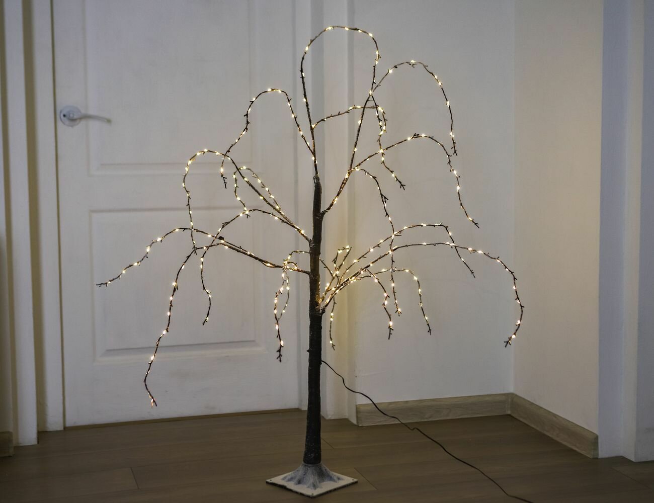 Светящееся дерево молодая ивушка, коричневая, 240 тёплых белых LED-огней, 120 см, таймер, уличная, Edelman 1086833
