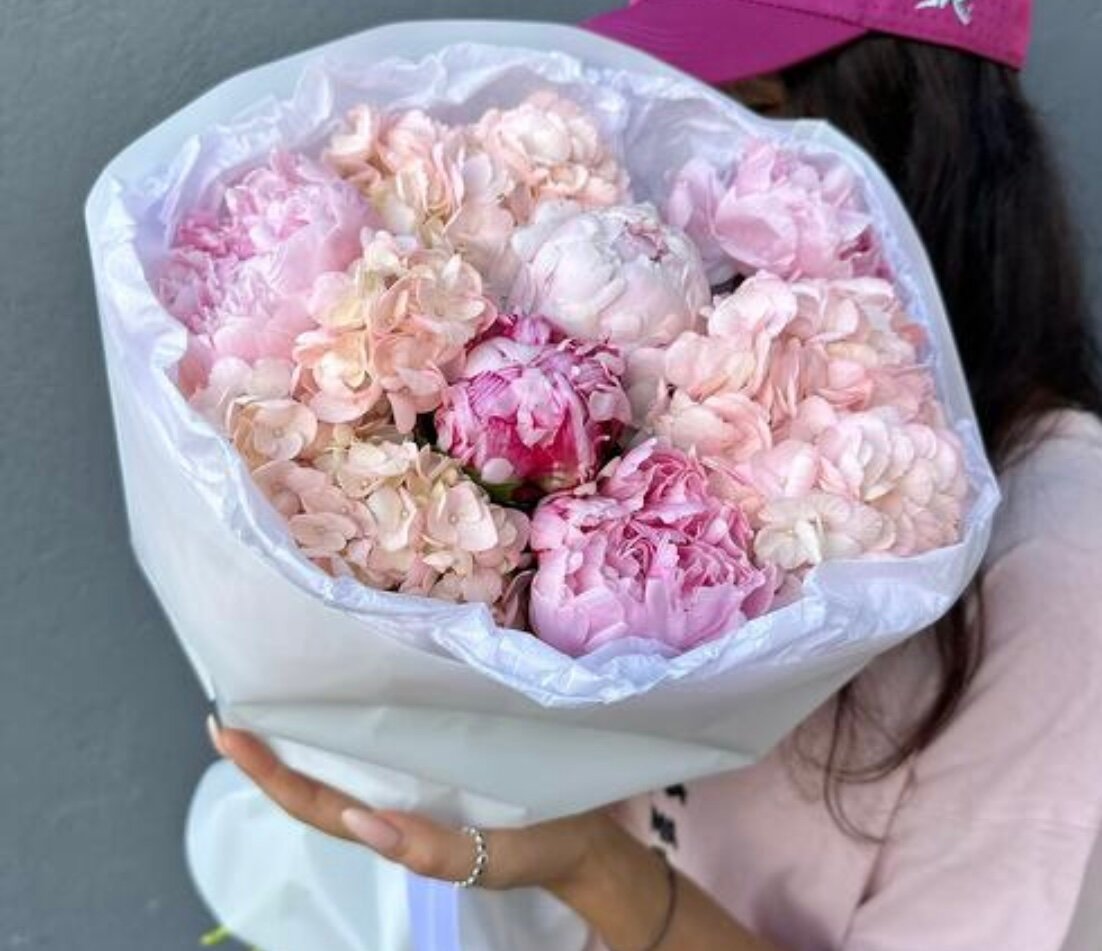 Букет «Кучерявые облака с пионами» (гортензии, пионы Сара Бернар)