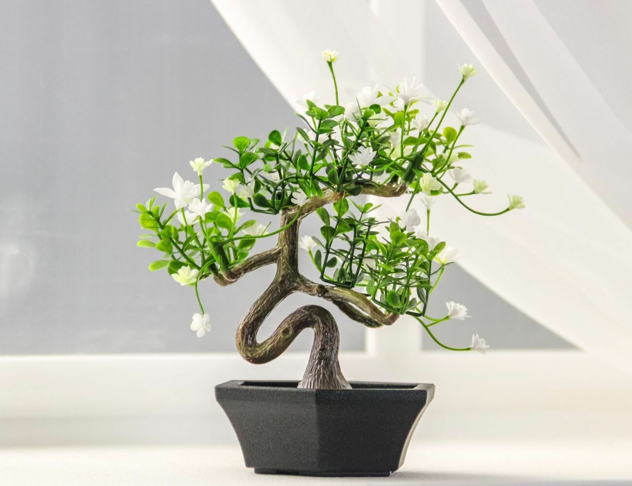 Искусственное растение в горшке цветущий бонсай мини одинарный, белый, 13 см, Summer Deco 5010108