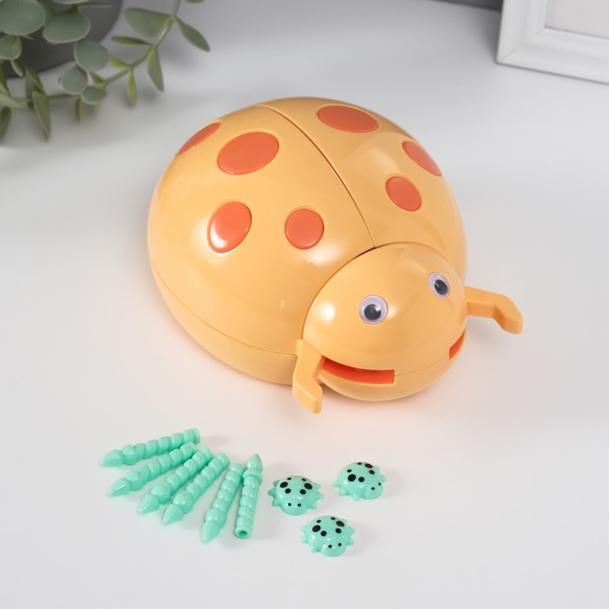 Шкатулка музыкальная механическая «Божья коровка», пластик, жёлтая, 12×15×8.5 см