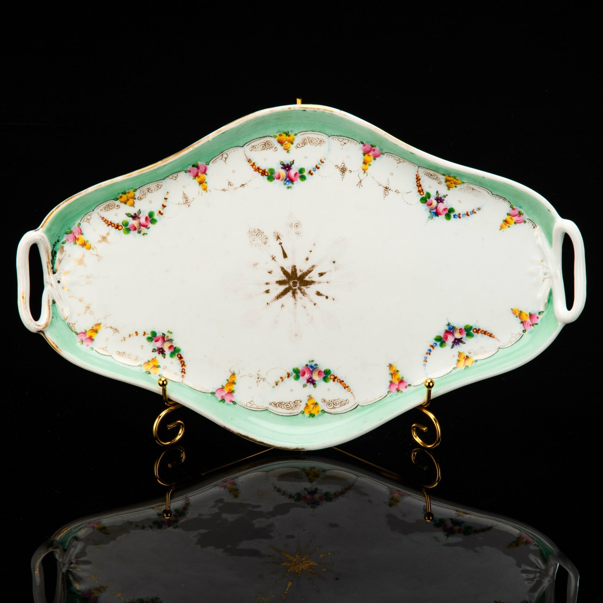 Поднос кофейный, украшенный цветочными гирляндами, фарфор, роспись, золочение