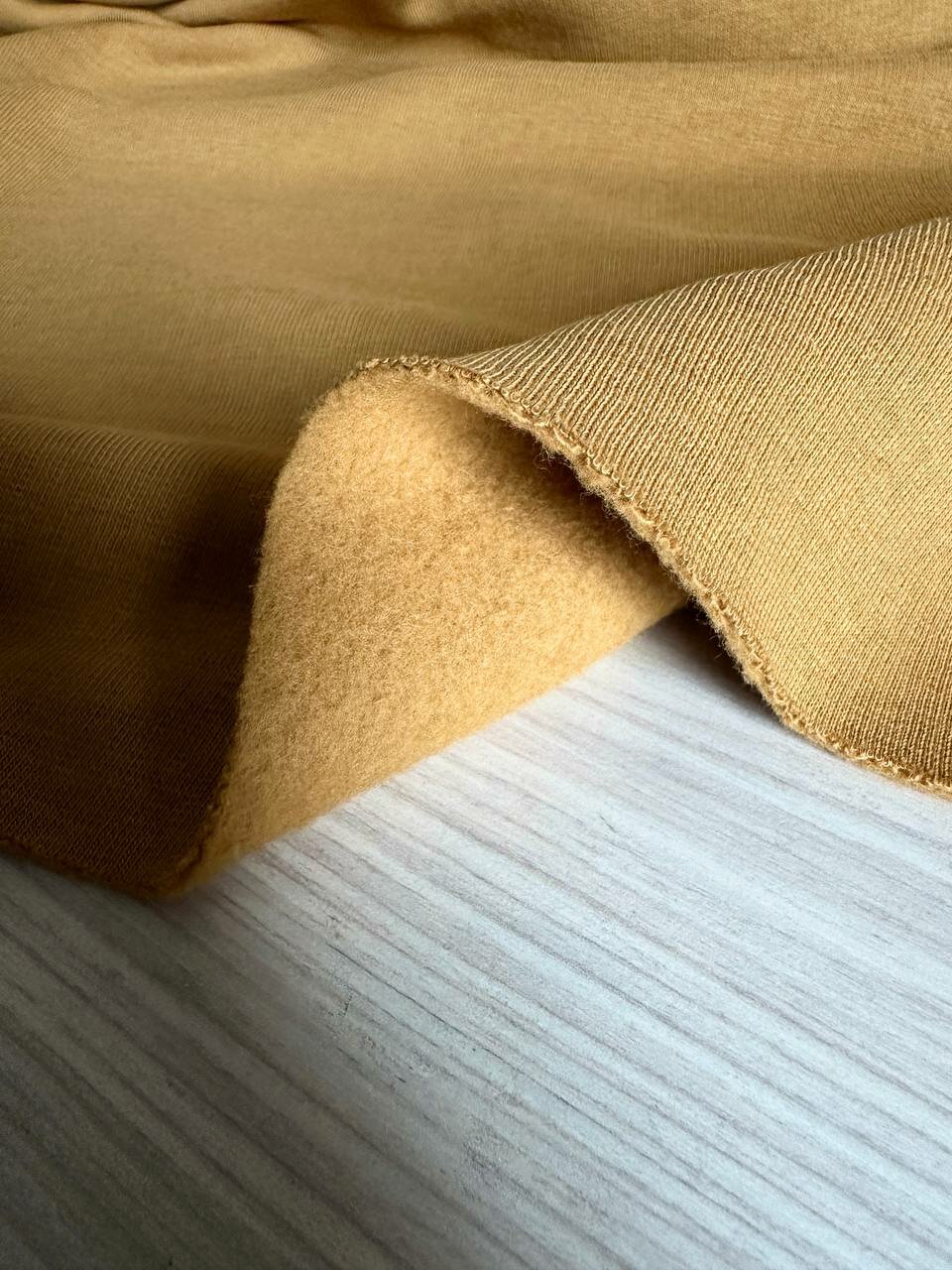 2м. Футер 3 нитка с начесом ткань для шитья, хлопок. Ширина 180 см, плотность 340 г/м2. Цвет горчичный.