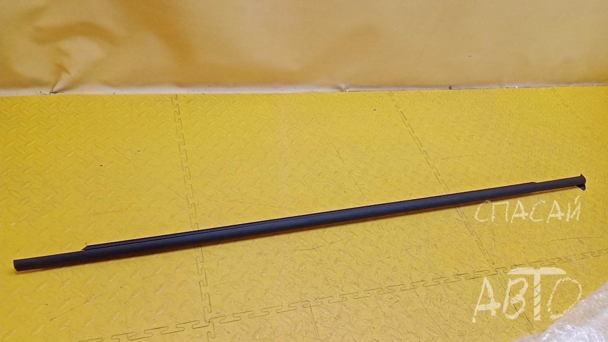 Накладка стекла переднего правого (бархотка) Karoq Skoda 575837478D5AP