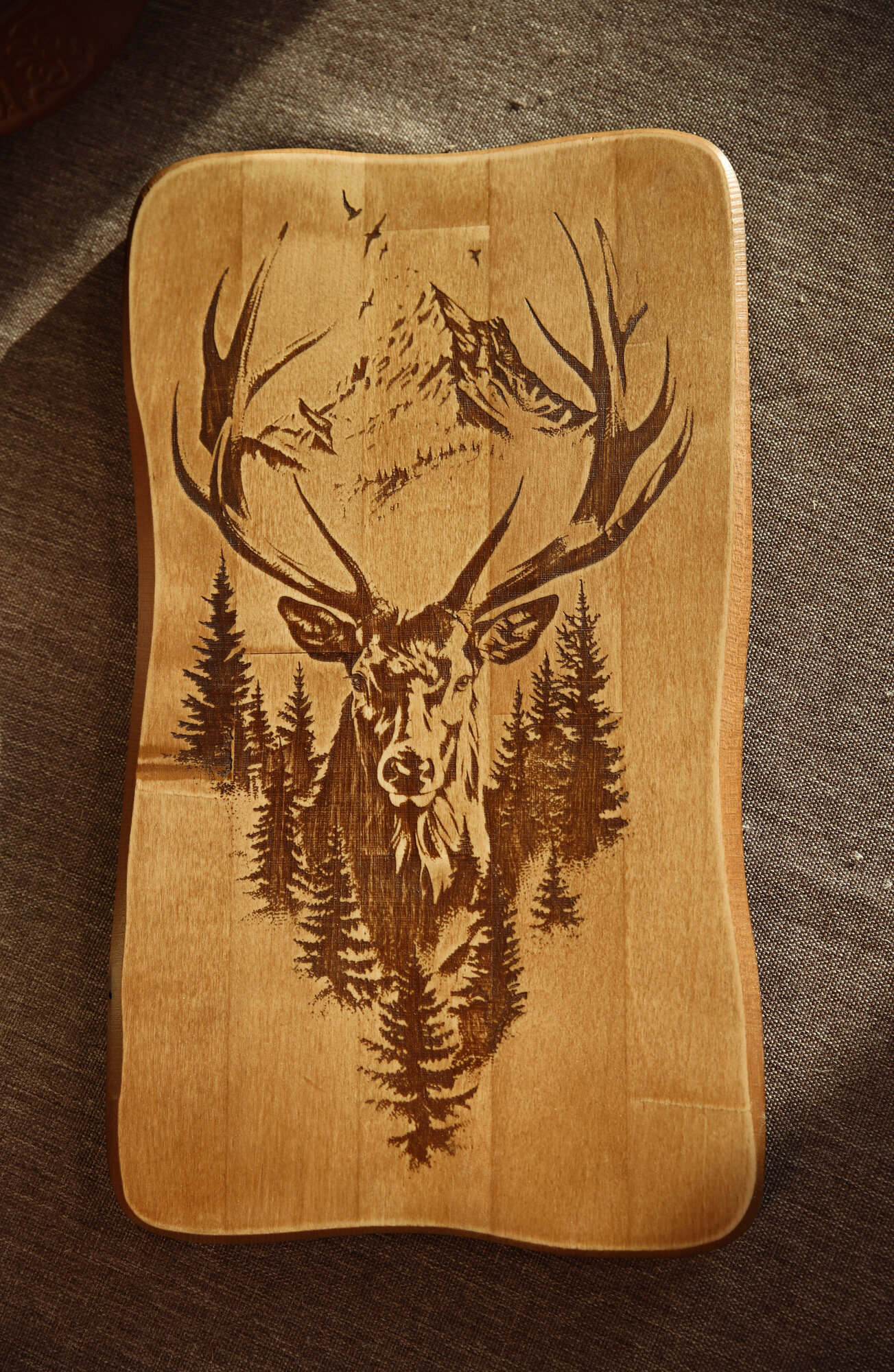 Картина "Олень на фоне гор", 23 см x 40 см, дерево, с гравировкой, бренд