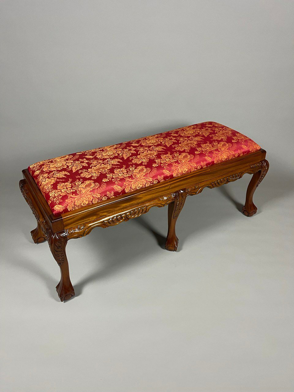 Широкая банкетка от DOMKORLEONE в стиле Chippendale, красное дерево (mahogany wood), цвет орех NAA (светло-коричневый)