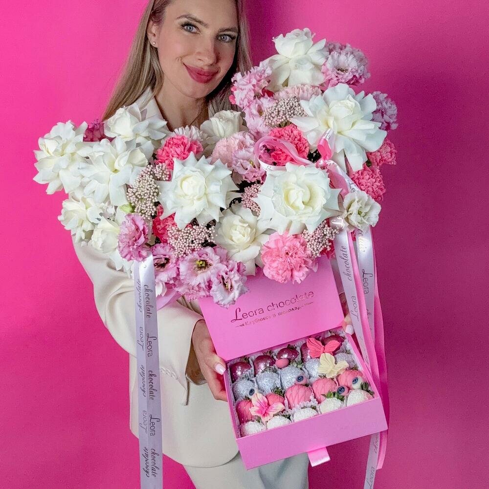 Шкатулка с французскими розами с клубникой в шоколаде. Подарочный набор