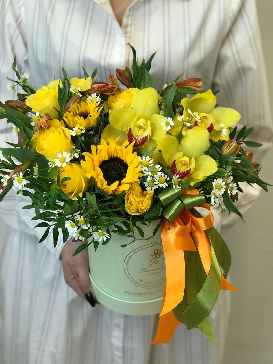 Букет Romashka "Марио", роза, орхидея, подсолнухи, танацетум