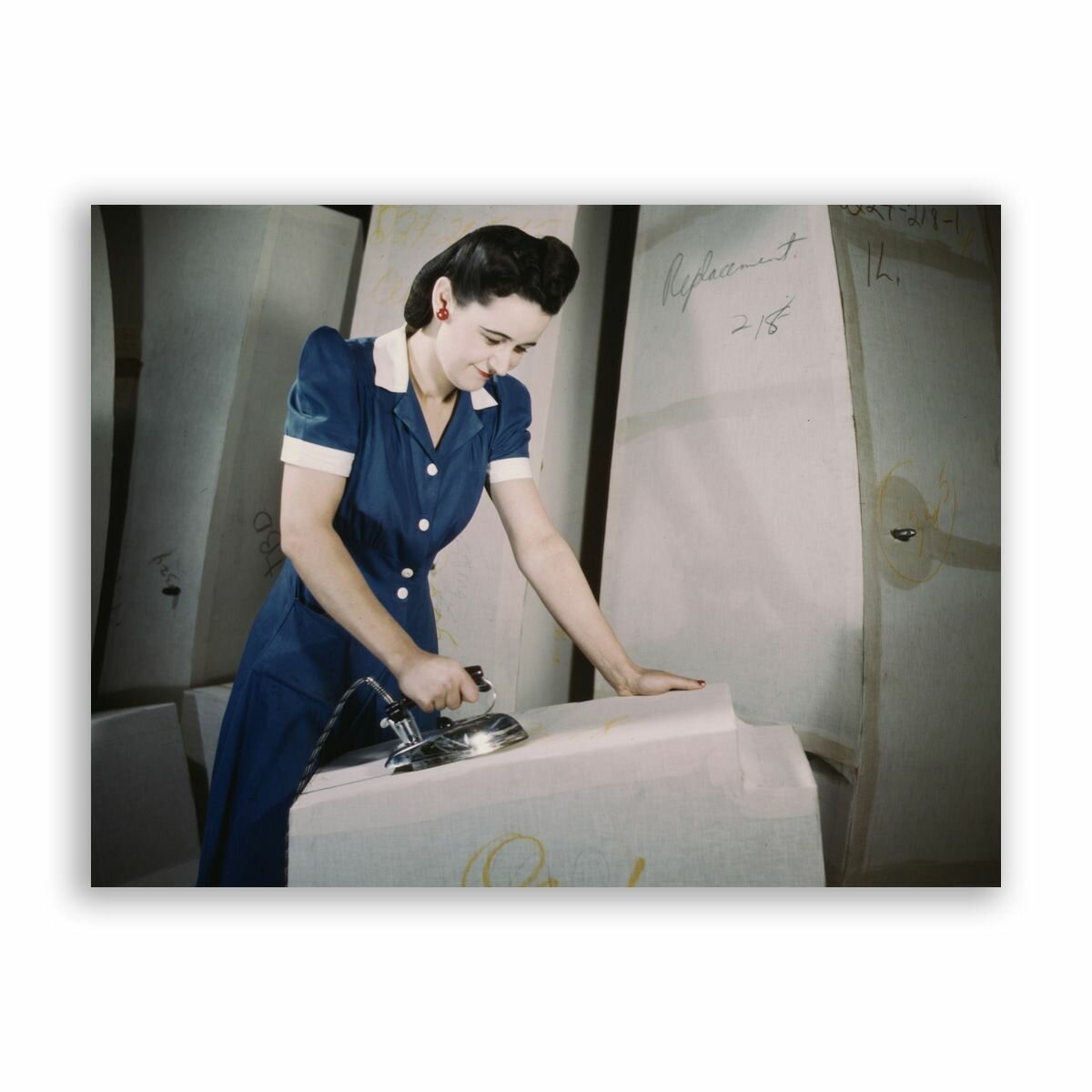 Постер, плакат на бумаге / Ретро фотографии американских рабочих - Швея / Размер 60 x 80 см