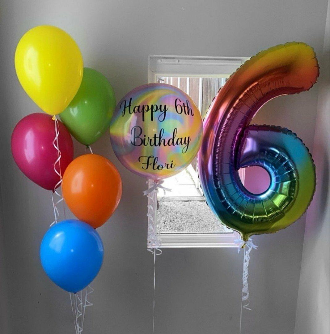 Градиентная цифра, большой шар и связка ярких гелиевых шариков