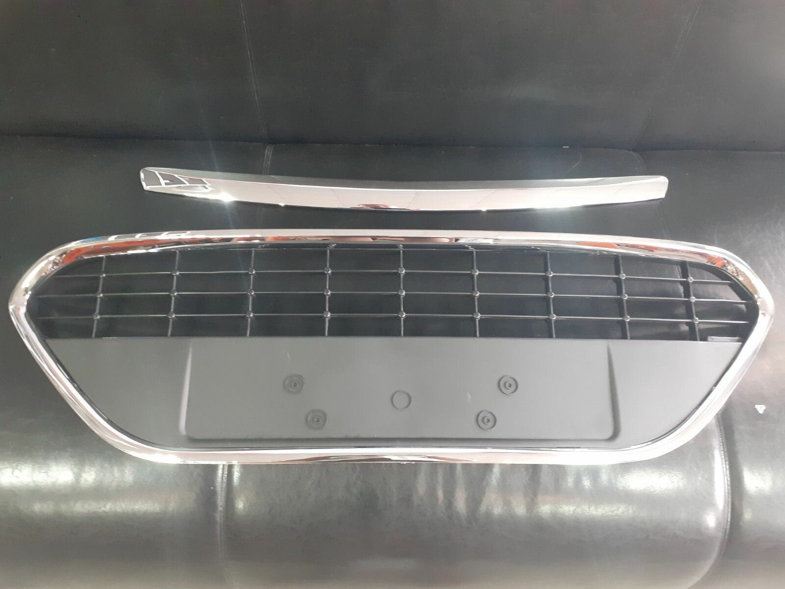 Решетка бампера с хромом и молдинг на капот Форд Фокус 2 Ford Focus 2 2008-2011