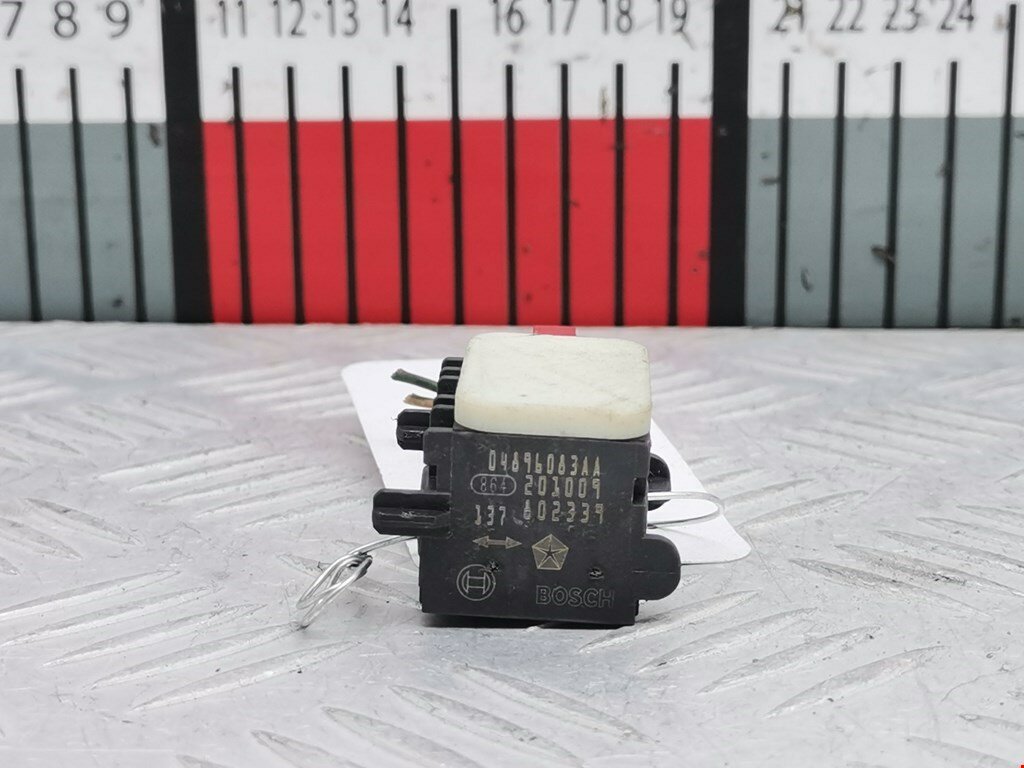 Датчик удара Jeep Grand Cherokee 3 04896083AA арт. 1881201