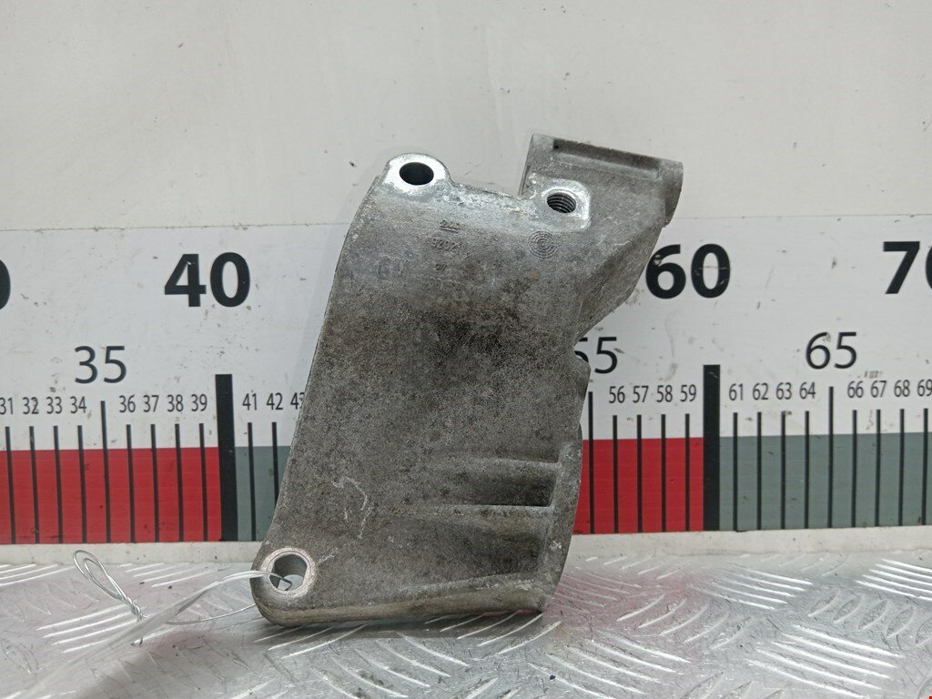 Кронштейн генератора Opel Meriva A 90571112 арт. 2071235
