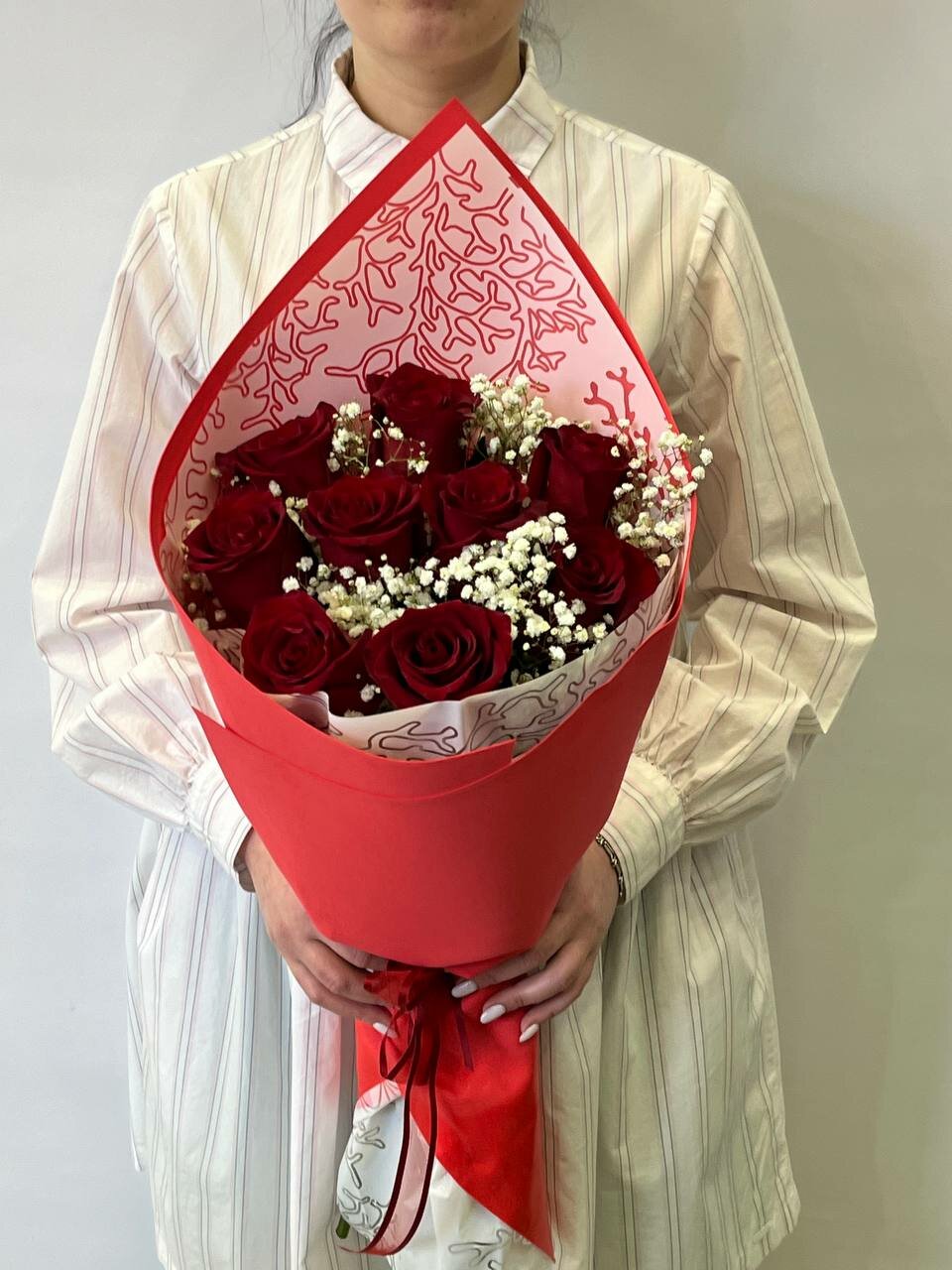 Букет Romashka "Сангрия", красные розы и гипсофила, высота 50 см, доставка 2-3 часа