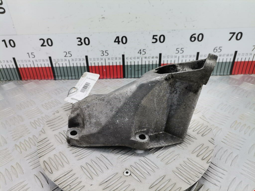 Кронштейн (крепление лапа) двигателя Volkswagen Passat 5 GP 8D0199305A арт. 1800605