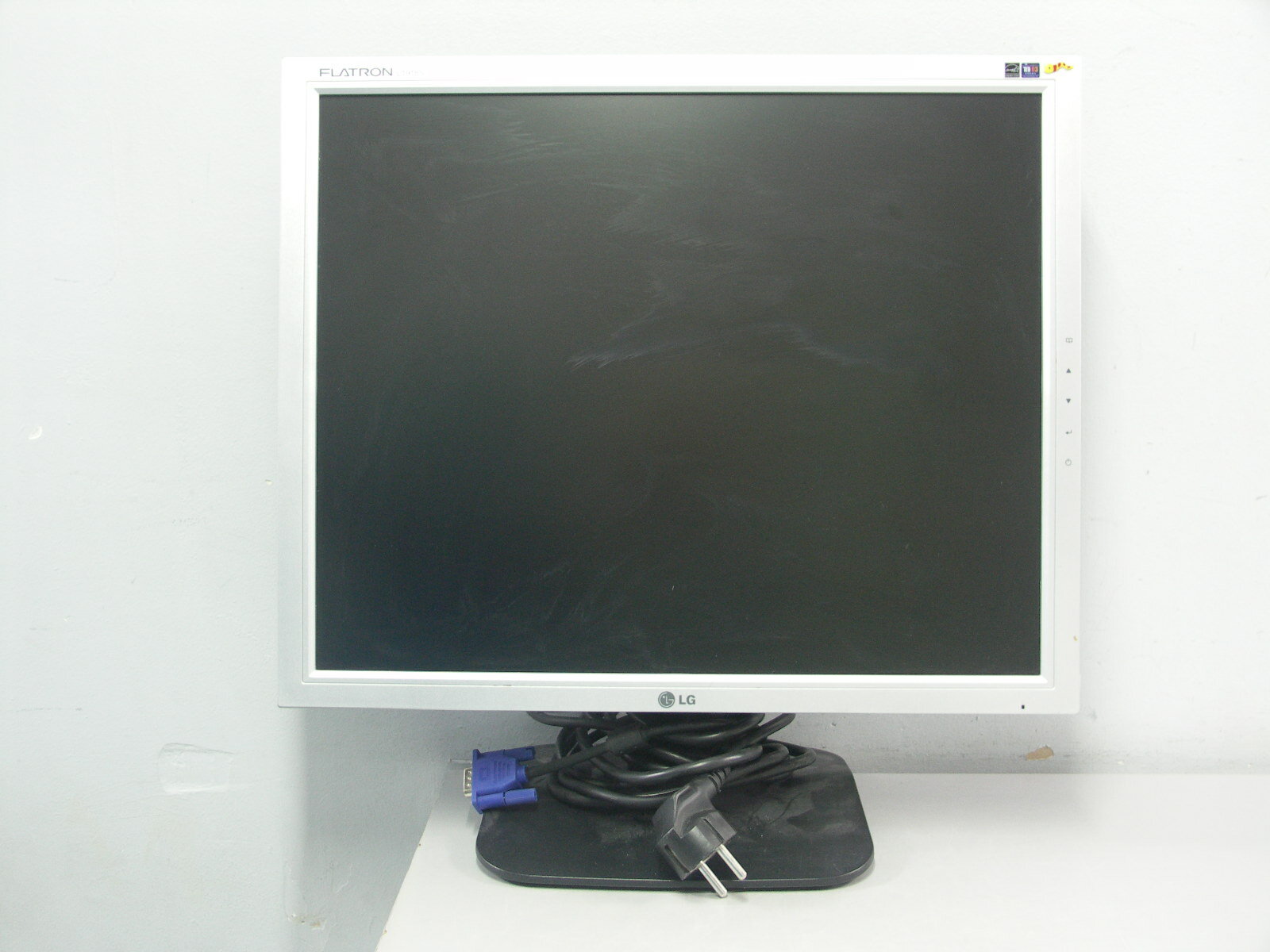 Монитор 19" LG L1918S, VGA