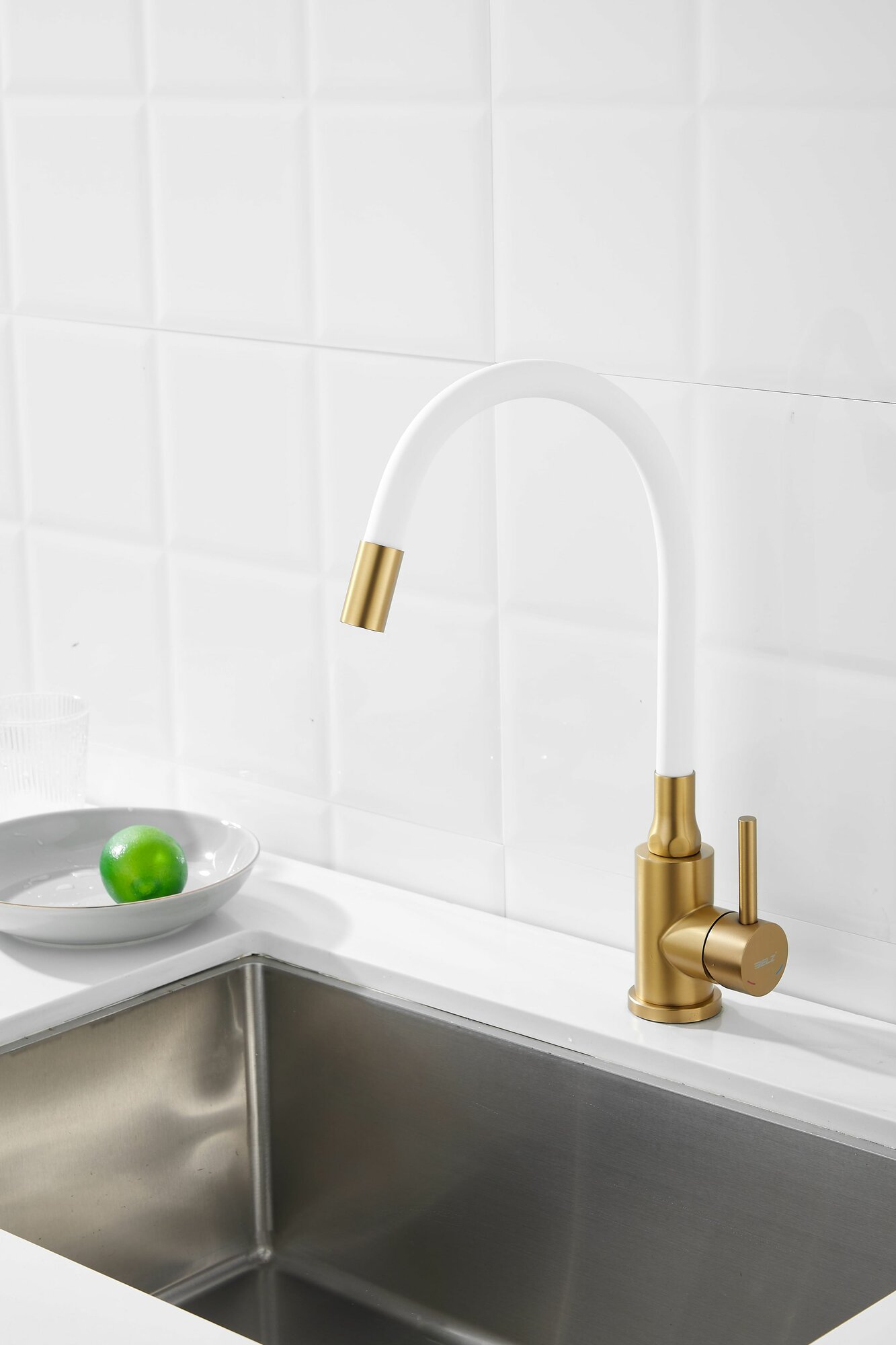 Смеситель для кухни золотой с гибким изливом, кран из нержавеющей стали на мойку B73810-5 BELZ