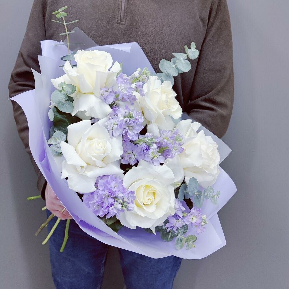Букет из белых французских роз и ароматной матиолы Лавандовая