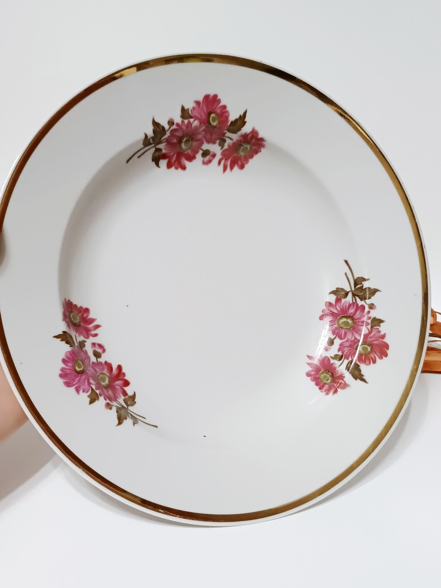 Тарелка глубокая с цветочным декором Пиретрум винтажная, фарфор, рельеф, деколь, золочение, Дулево СССР