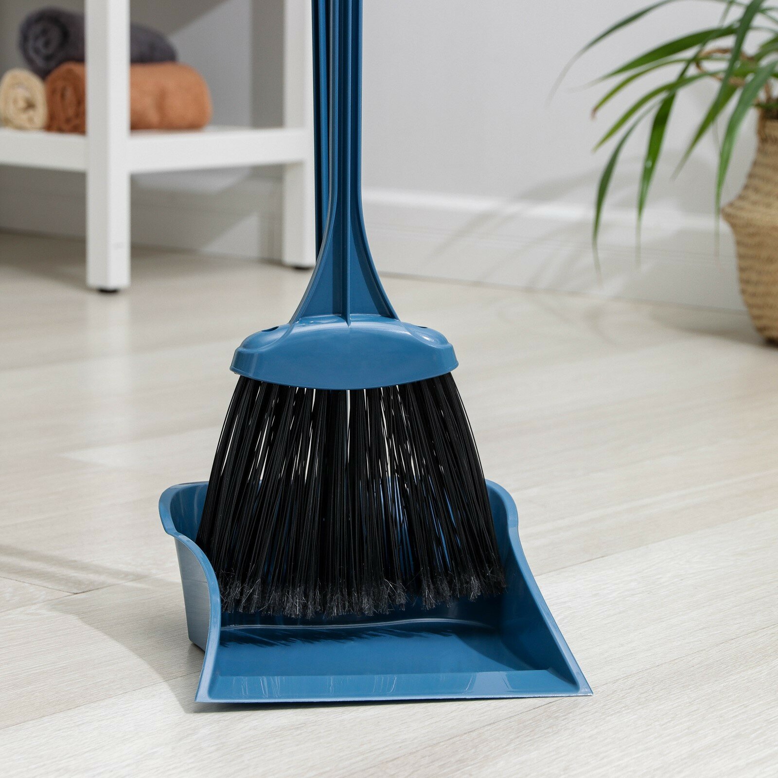 Веник с совком с маленькой ручкой Альтернатива «Комфорт», пластик, микс