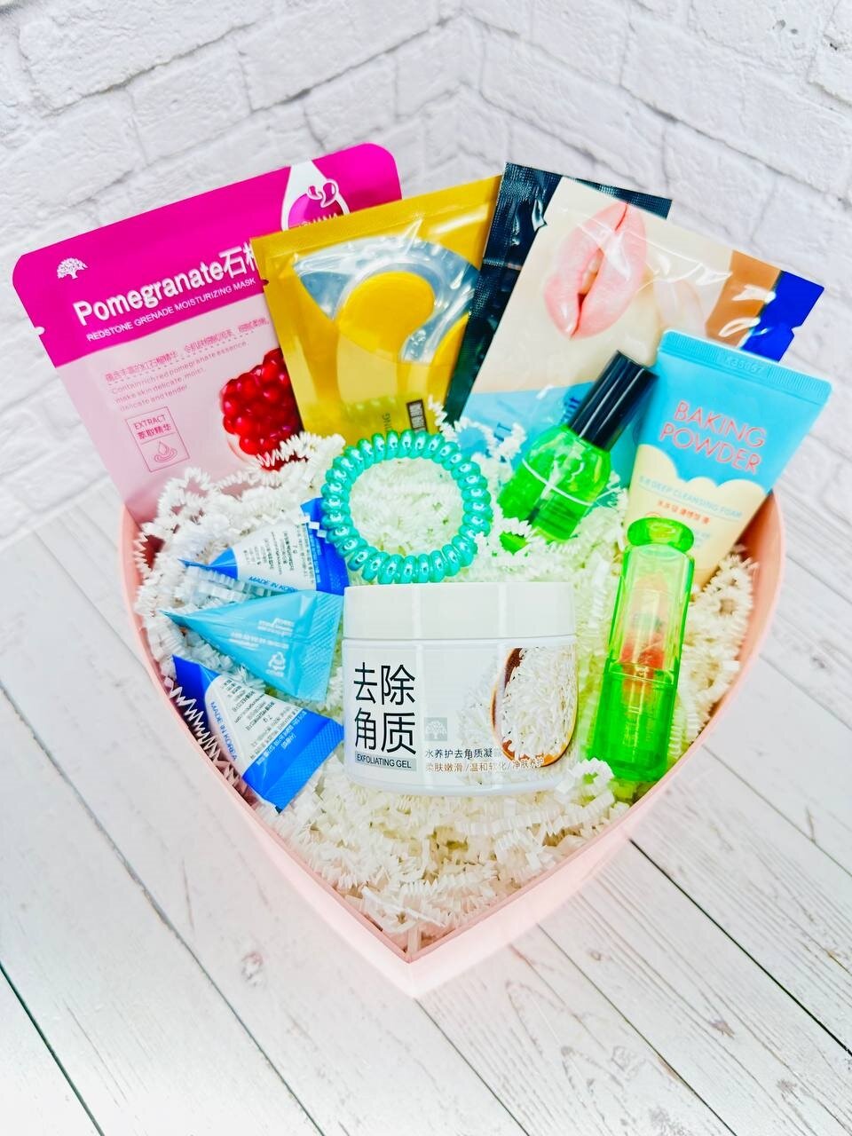 Подарочный набор для женщин Бьюти Бокс/Beauty Box с косметикой/Уходовая и декоративная косметика для лица и тела