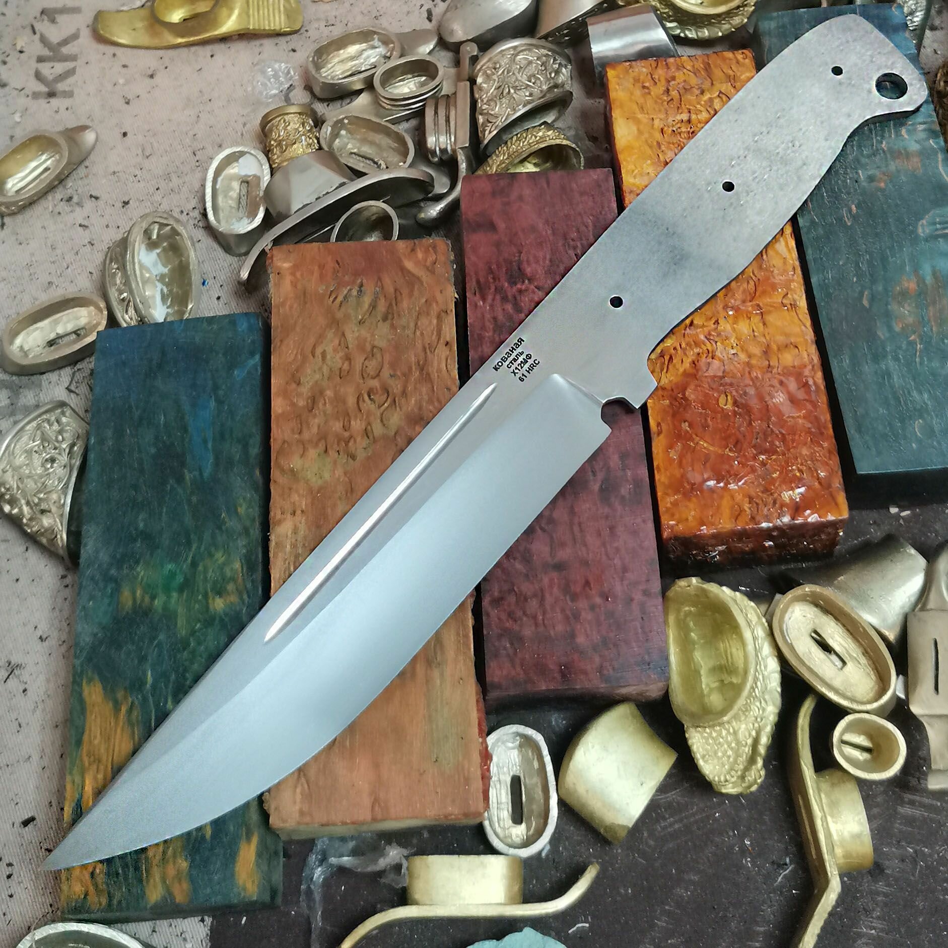 Клинок Луч из кованой стали Х12МФ цельнометаллический с вырезанной рукояткой