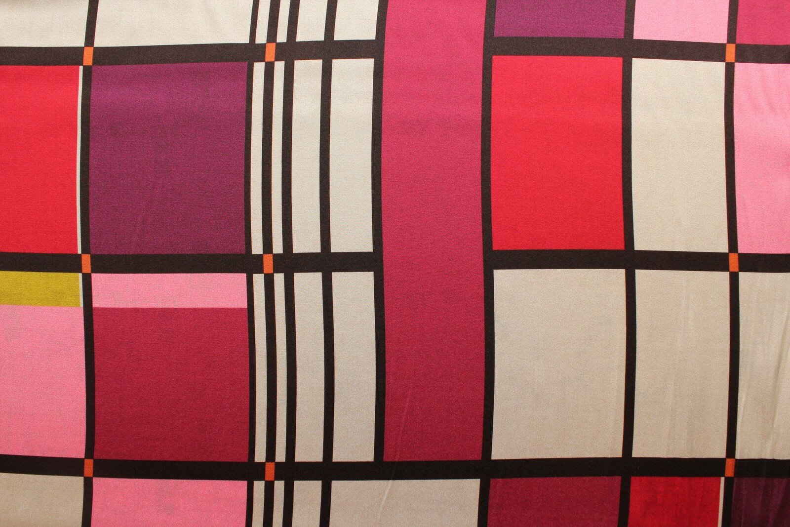 Ткань Шелк-атлас-стрейч, клетка в бежево-красно-бордовых тонах, ш134см, 0,5 м