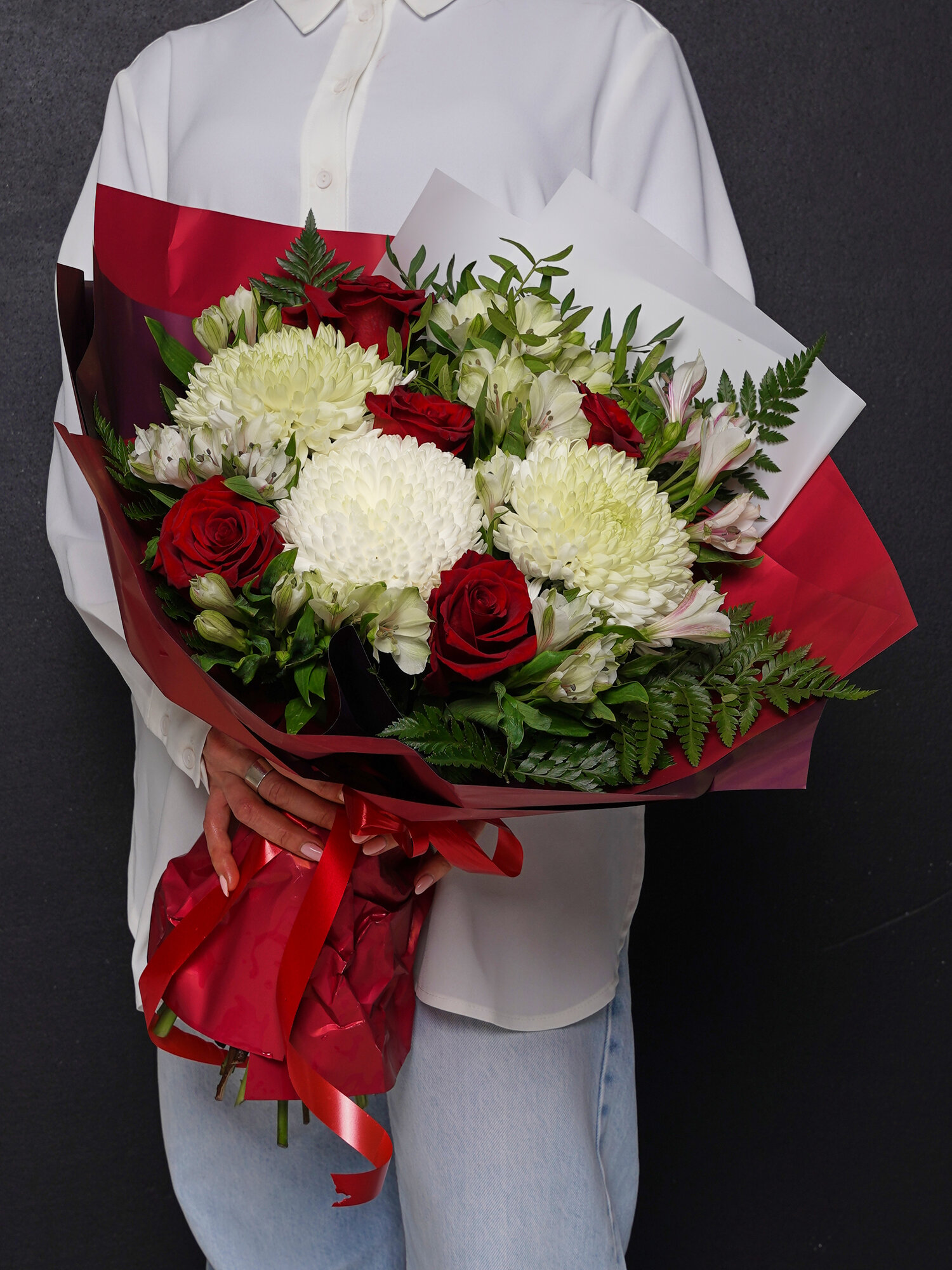 Букет живых цветов "Дежурный" - букет из хризантем, роз и альстромерий, Микс 21 шт, 50 см, размер L