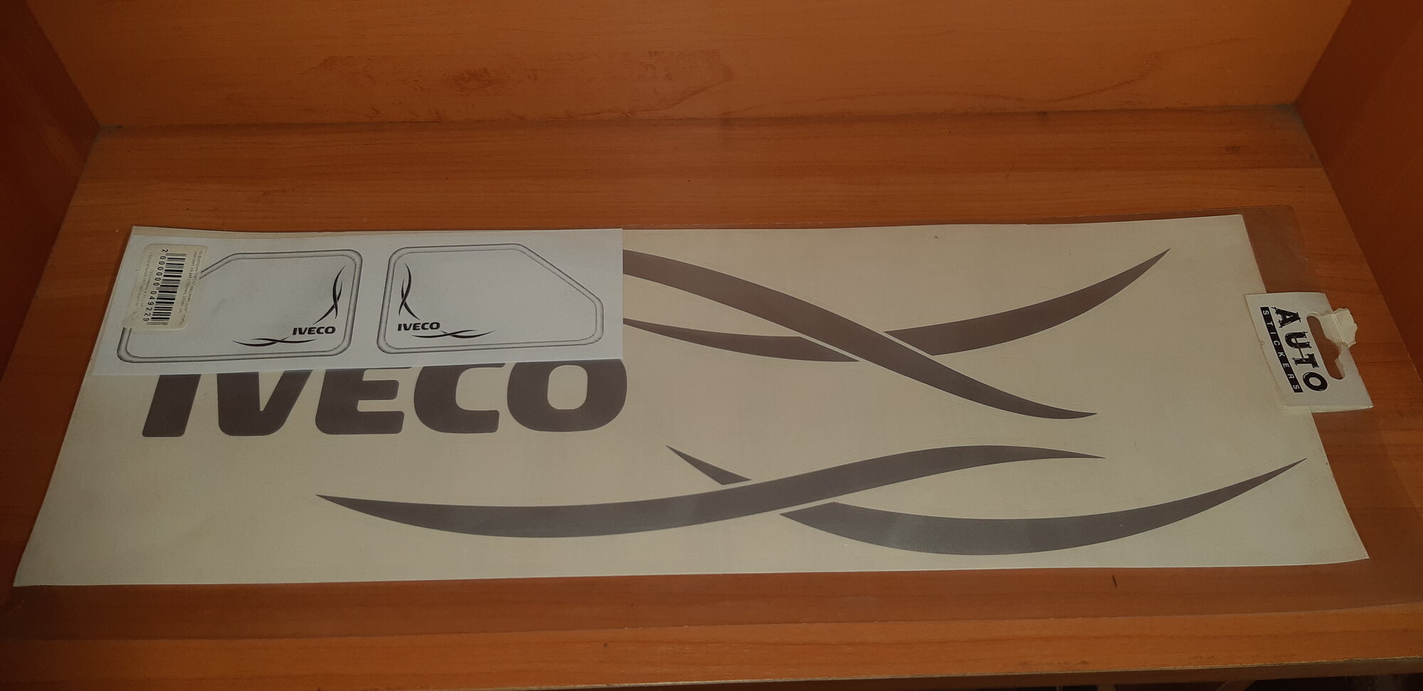 Наклейка на стекло IVECO - Наружная - Цвет серебро - Комплект на 2 стороны - 40 х 46 см